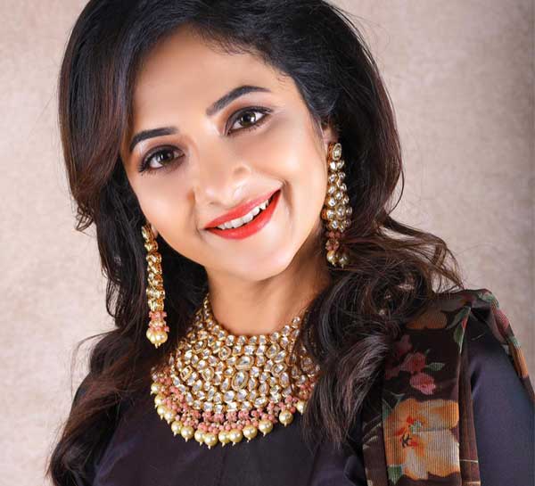 பார் செட்டப்புடன் புது வீடு கட்டிய பிரபல வில்லி நடிகை….! இது என்னுடைய ...