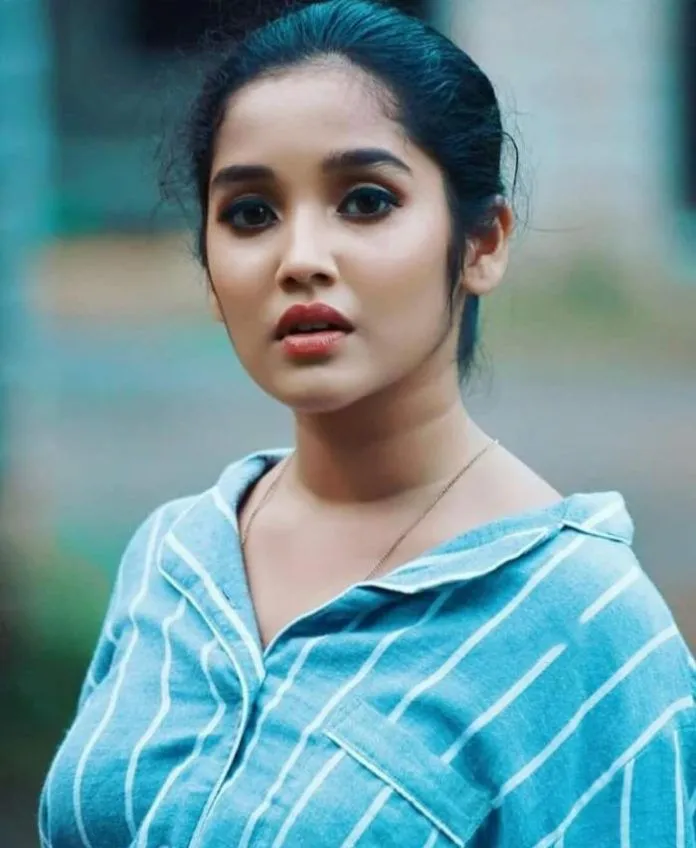 ஹீரோயின் ஆனதும் இப்படியா?…. கிளாமரில் டாப் நடிகைகளை மிஞ்சிய 19 வயது நடிகை அனிகா….!!!! – cinefeeds